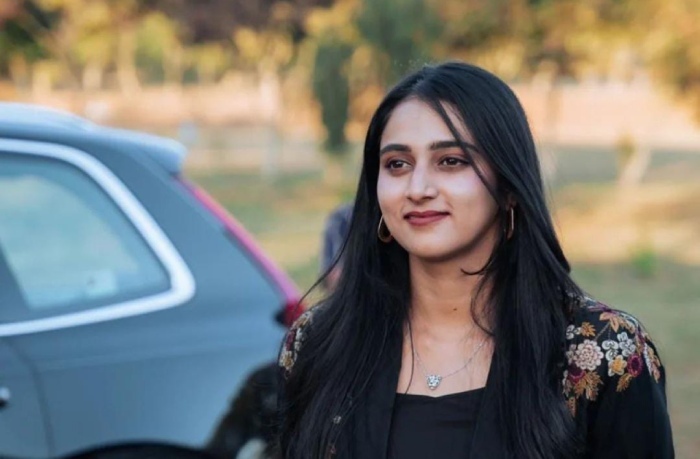 ಅಪ್ಸರೆಯಂತೆ ಕಾಣ್ತಾರೆ ಡಿಕೆ ಶಿವಕುಮಾರ್ ಮಗಳು, ಇವರೇ ಭವಿಷ್ಯದ ಸಿಎಂ ಅಂತಿದ್ದಾರೆ ...