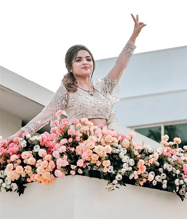 റോബിനുമായി നിശ്ചയം കഴിഞ്ഞ് 1 വർഷം ആയില്ലേ? ഇനിയും വിവാഹമില്ലേ?; ആരതി ...