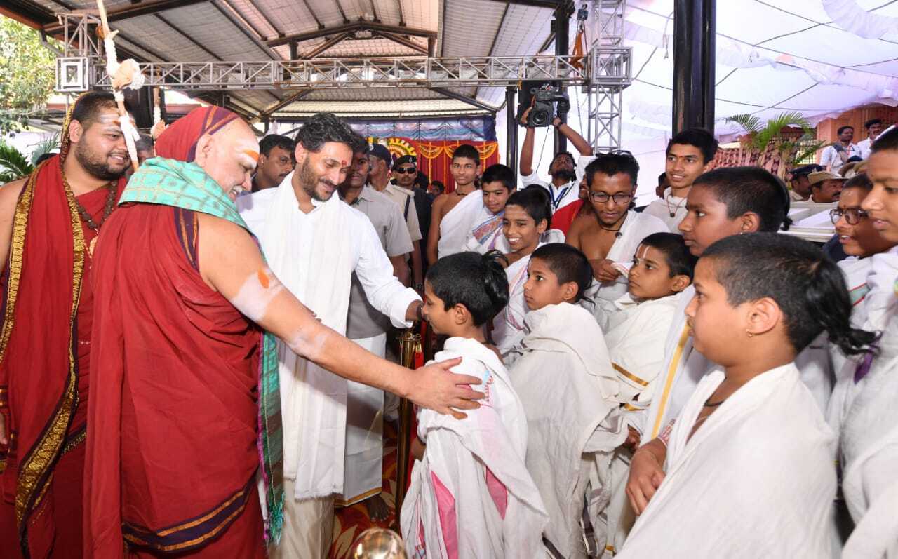 విశాఖలో సీఎం జగన్.. రాజశ్యామల అమ్మవారి ఆలయంలో ప్రత్యేక పూజలు | CM Jagan ...