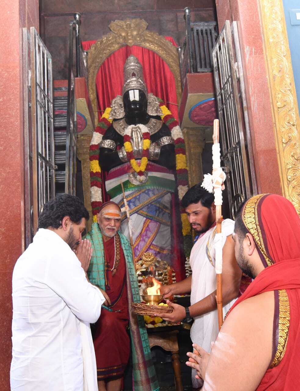 విశాఖలో సీఎం జగన్.. రాజశ్యామల అమ్మవారి ఆలయంలో ప్రత్యేక పూజలు | CM Jagan ...