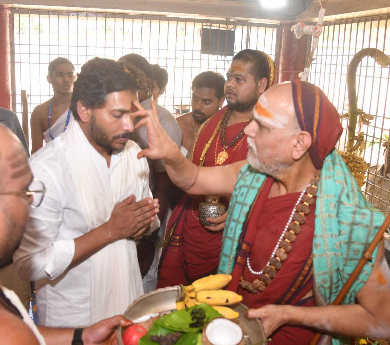 విశాఖలో సీఎం జగన్.. రాజశ్యామల అమ్మవారి ఆలయంలో ప్రత్యేక పూజలు | CM Jagan ...