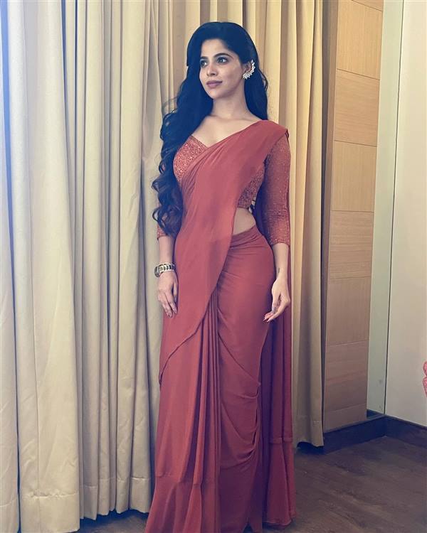 டிசைனர் சேலையில் போட்டோஷூட் நடத்திய திவ்யபாரதி.. அடடே இது உங்க ...