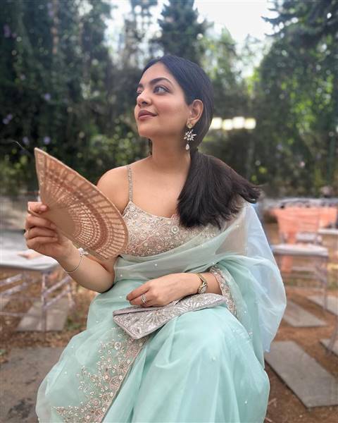 யாரு இந்த குட்டி தம்போலினா.. ட்ரெண்டாகும் மலையாள நடிகை ஆஹானா லேட்டஸ்ட் பதிவு.. | Entertainment ...