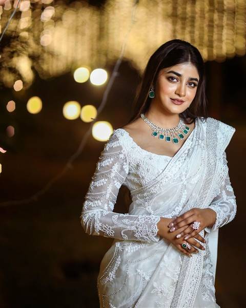 ப்ளாக் கலர் உடையில் ஸ்டன்னிங் போஸ்.. தனுஷ் பட நடிகையின் லேட்டஸ்ட் ...