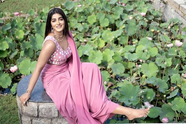 ப்ளாக் கலர் உடையில் ஸ்டன்னிங் போஸ்.. தனுஷ் பட நடிகையின் லேட்டஸ்ட் ...