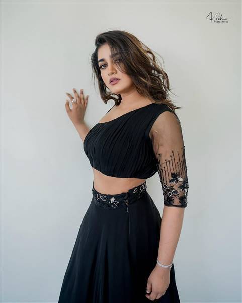 ப்ளாக் கலர் உடையில் ஸ்டன்னிங் போஸ்.. தனுஷ் பட நடிகையின் லேட்டஸ்ட் ...