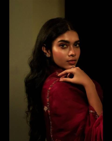 'அநீதி' பட நாயகியா இது.. எங்க சுத்திட்டு இருக்காங்க பாத்தீங்களா ...