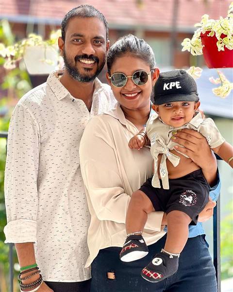 கணவர் மற்றும் குழந்தையுடன் க்யூட் போஸ்.. சீரியல் நடிகையின் லேட்டஸ்ட் ...