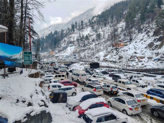 Manali Snowfall Photos: ಮನಾಲಿಯಲ್ಲಿ ಮೈಮರೆತ ಜನ | Manali Snowfall Tourists ...