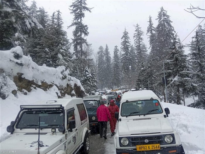 Manali Snowfall Photos: ಮನಾಲಿಯಲ್ಲಿ ಮೈಮರೆತ ಜನ | Manali Snowfall Tourists ...