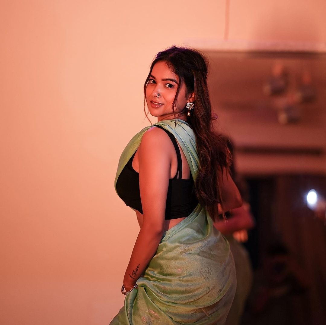 अपने पिता से छिप-छिपकर सालों से मनीषा रानी कर रही हैं ये काम? सरेआम ...