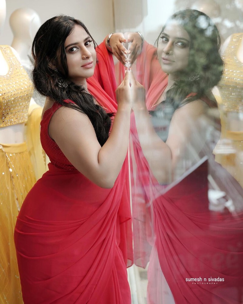 അമ്പമ്പോ...! സാരിയിൽ സെൻസേഷണലായി അന്ന രാജൻ; ആരാധകരെ വീണ്ടും ഞെട്ടിച്ച് ...