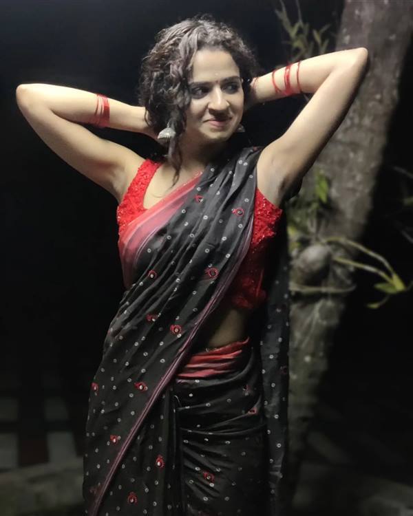 உடலோடு ஒட்டிய உடையில் லுலு மாலுக்கு வந்த மலையாள நடிகை.. என்ன கன்றாவி ...