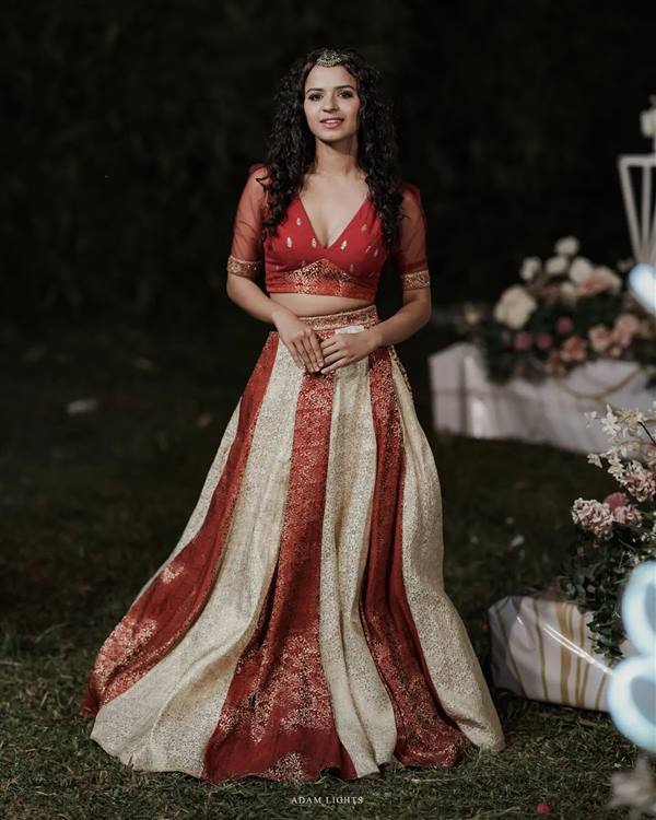 உடலோடு ஒட்டிய உடையில் லுலு மாலுக்கு வந்த மலையாள நடிகை.. என்ன கன்றாவி ...