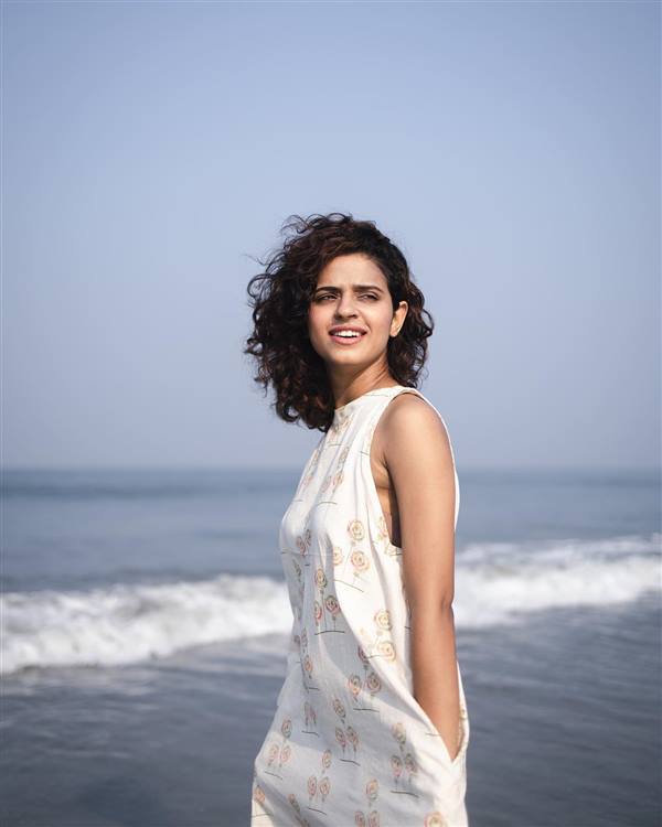 உடலோடு ஒட்டிய உடையில் லுலு மாலுக்கு வந்த மலையாள நடிகை.. என்ன கன்றாவி ...