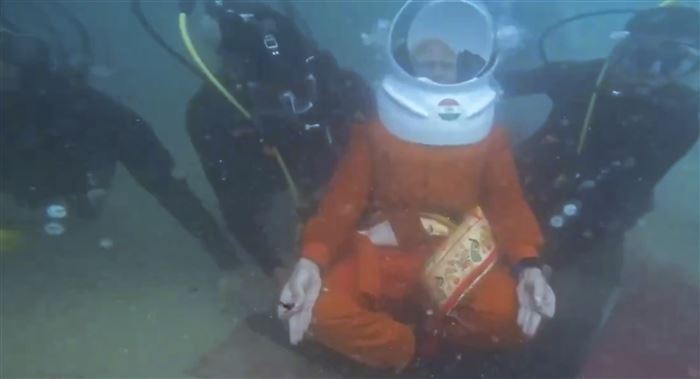 PM Narendra Modi Enjoys Scuba Diving Off Arabia Sea; See Pics - Oneindia