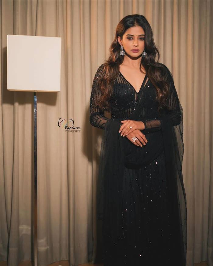 ജസ്റ്റ് ലുക്കിങ്ങ് ലൈക്ക് എ വാവ്‌!... കറുപ്പണിഞ്ഞ് ബ്ലാക്ക് ...