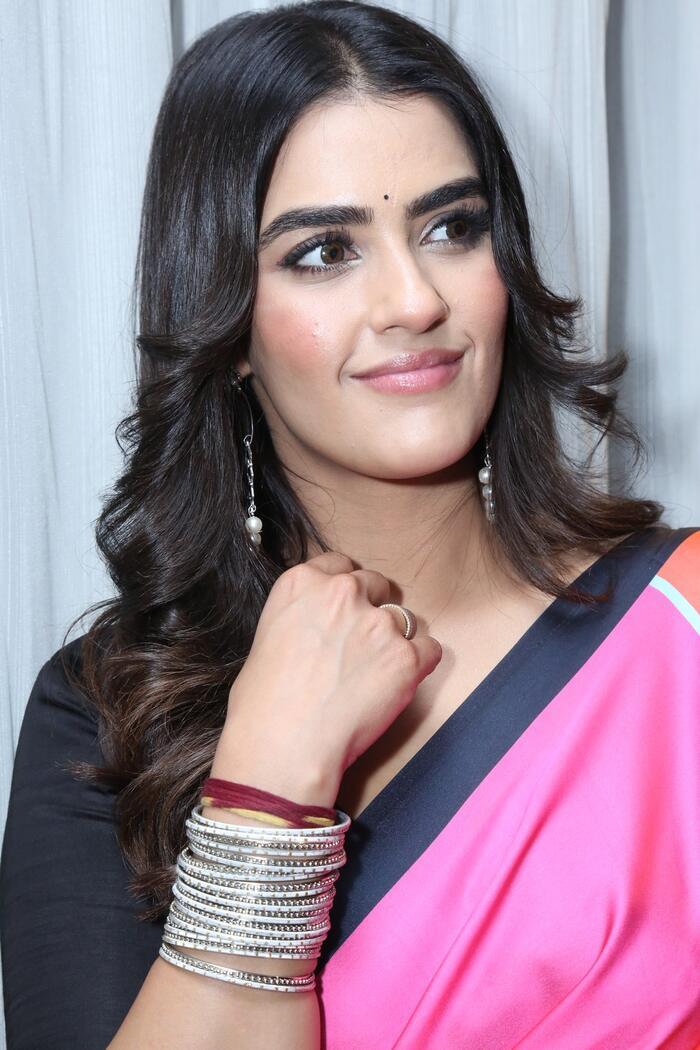 క్యూట్ అందాలతో మైమరిపిస్తున్న కావ్య థాపర్ | Ravi Teja Beauty Kavya ...