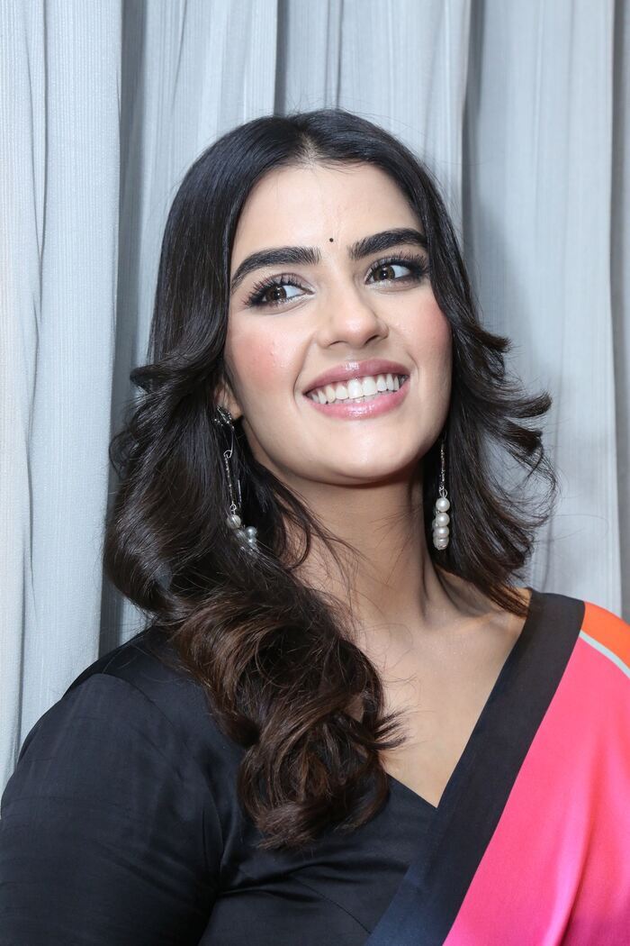 క్యూట్ అందాలతో మైమరిపిస్తున్న కావ్య థాపర్ | Ravi Teja Beauty Kavya ...