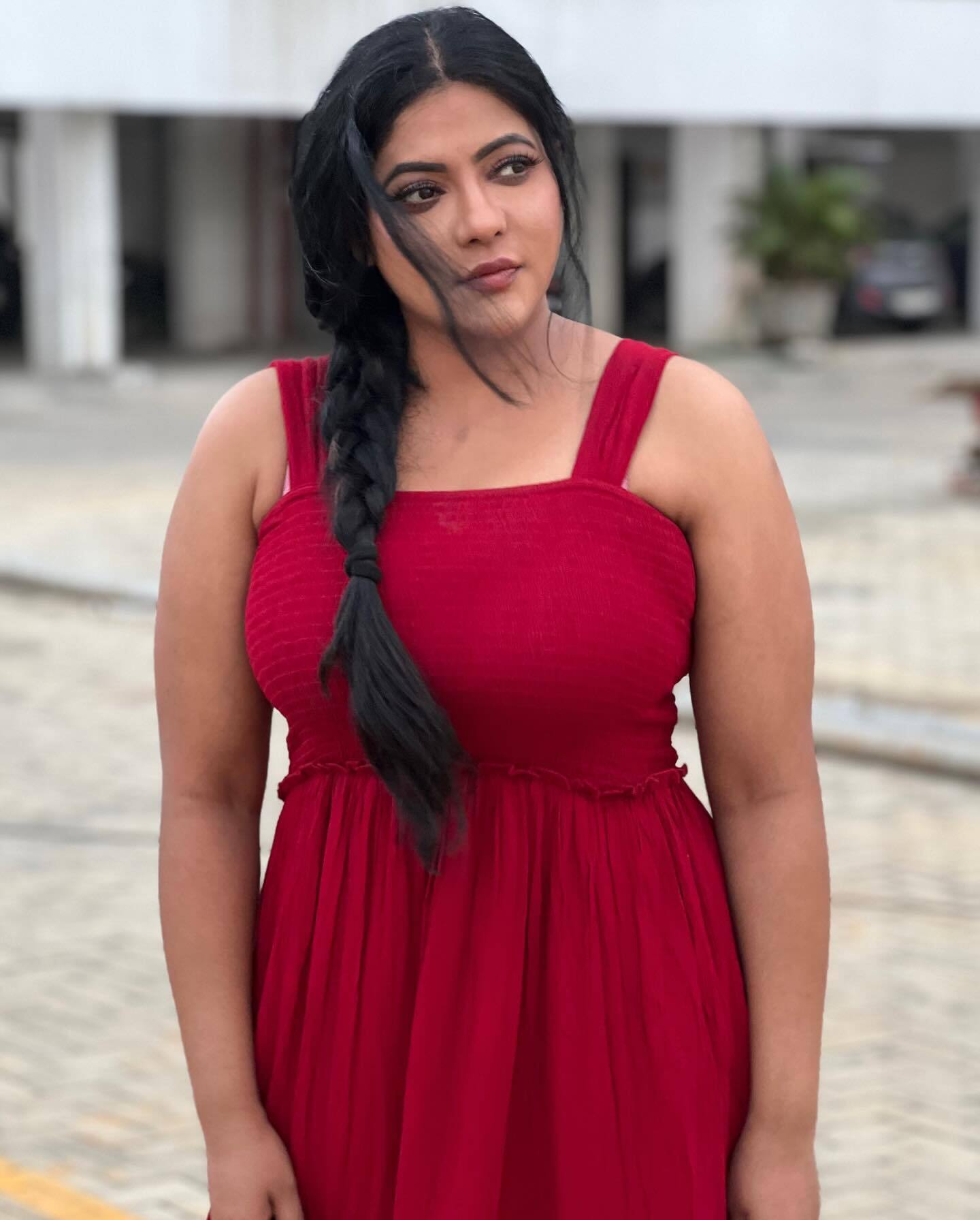 ஸ்லீவ்லெஸ் கவுனில் சிக்குன்னு போஸ் கொடுத்த பாக்கியலட்சுமி ராதிகா.. போட்டோவை பாத்தீங்களா ...