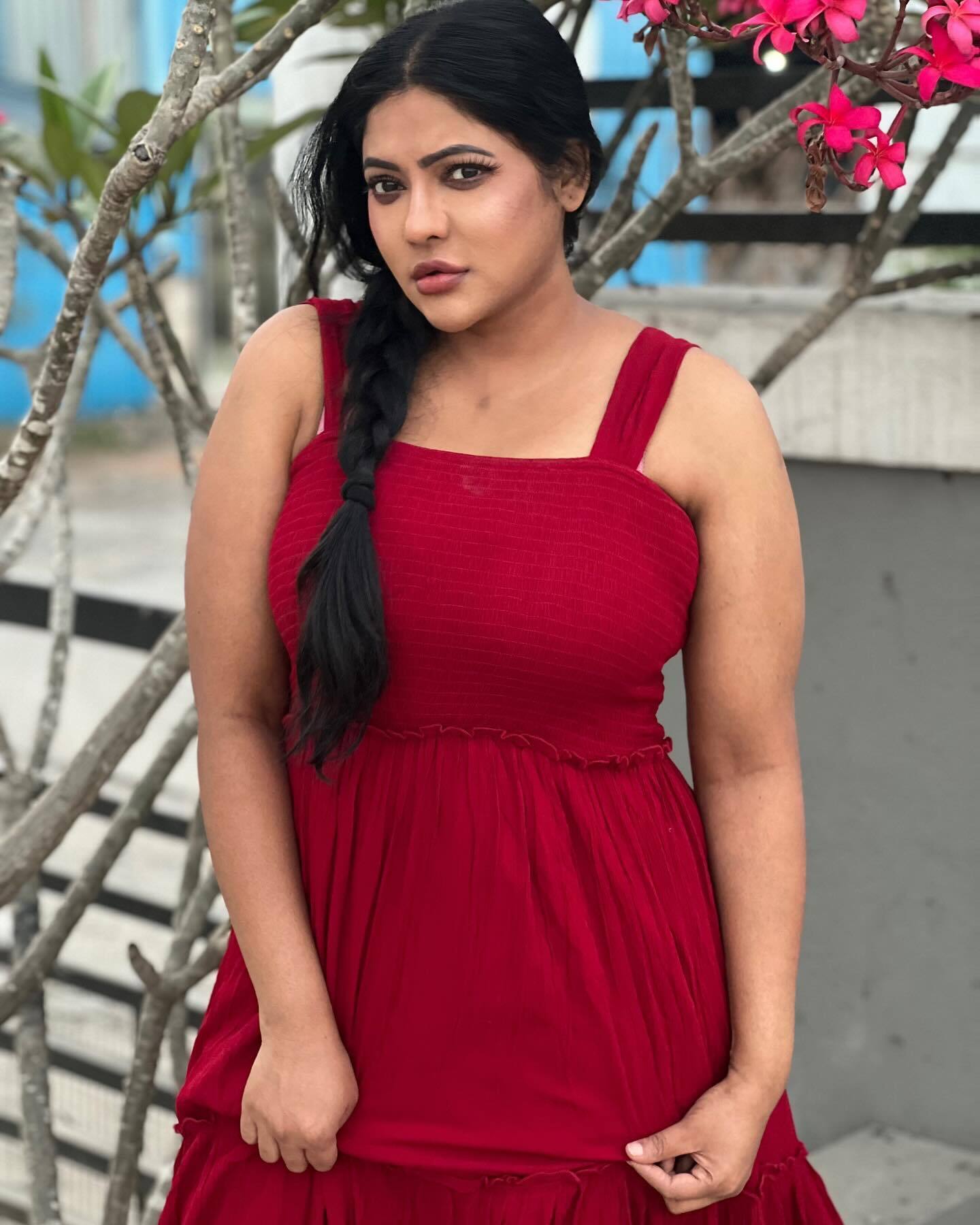 ஸ்லீவ்லெஸ் கவுனில் சிக்குன்னு போஸ் கொடுத்த பாக்கியலட்சுமி ராதிகா.. போட்டோவை பாத்தீங்களா ...