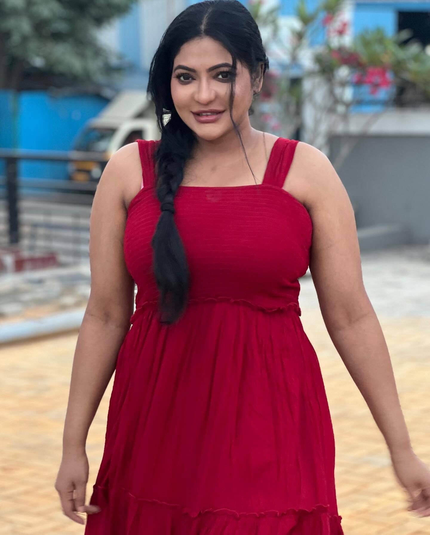 ஸ்லீவ்லெஸ் கவுனில் சிக்குன்னு போஸ் கொடுத்த பாக்கியலட்சுமி ராதிகா.. போட்டோவை பாத்தீங்களா ...