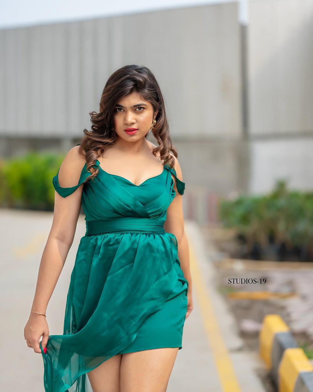 రీతు చౌదరి అందాల మెరుపు.. సొగసులతో చిచ్చు పెట్టేస్తుందిగా! | Ritu Choudhary Is Attracting Guys ...