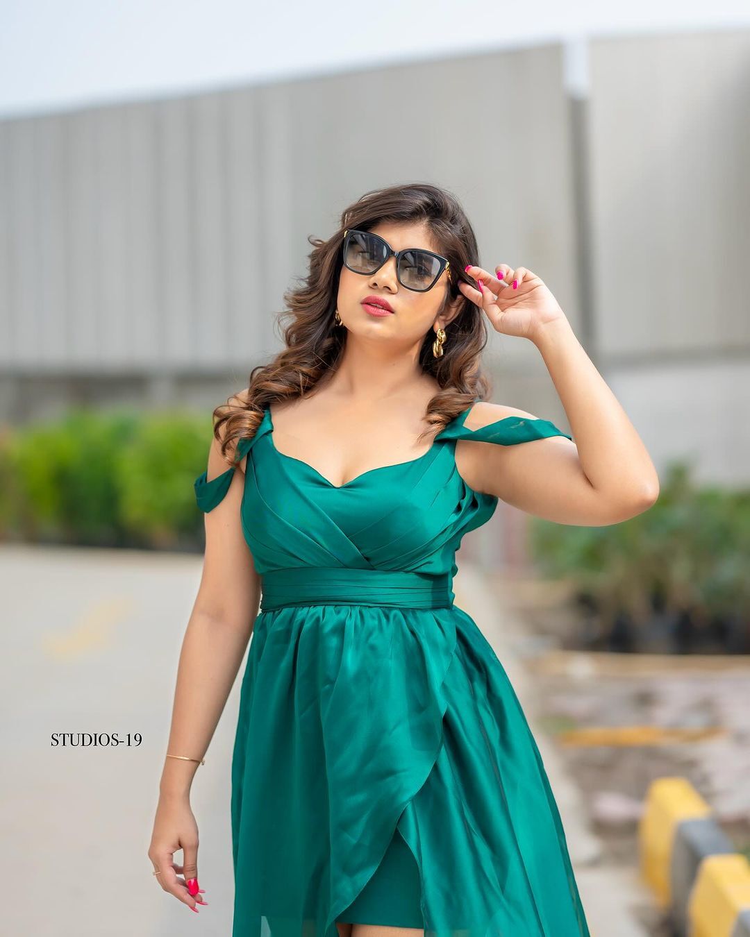 రీతు చౌదరి అందాల మెరుపు.. సొగసులతో చిచ్చు పెట్టేస్తుందిగా! | Ritu Choudhary Is Attracting Guys ...