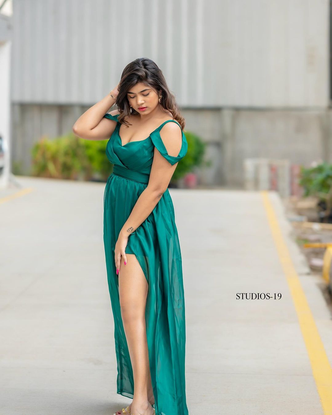 రీతు చౌదరి అందాల మెరుపు.. సొగసులతో చిచ్చు పెట్టేస్తుందిగా! | Ritu Choudhary Is Attracting Guys ...