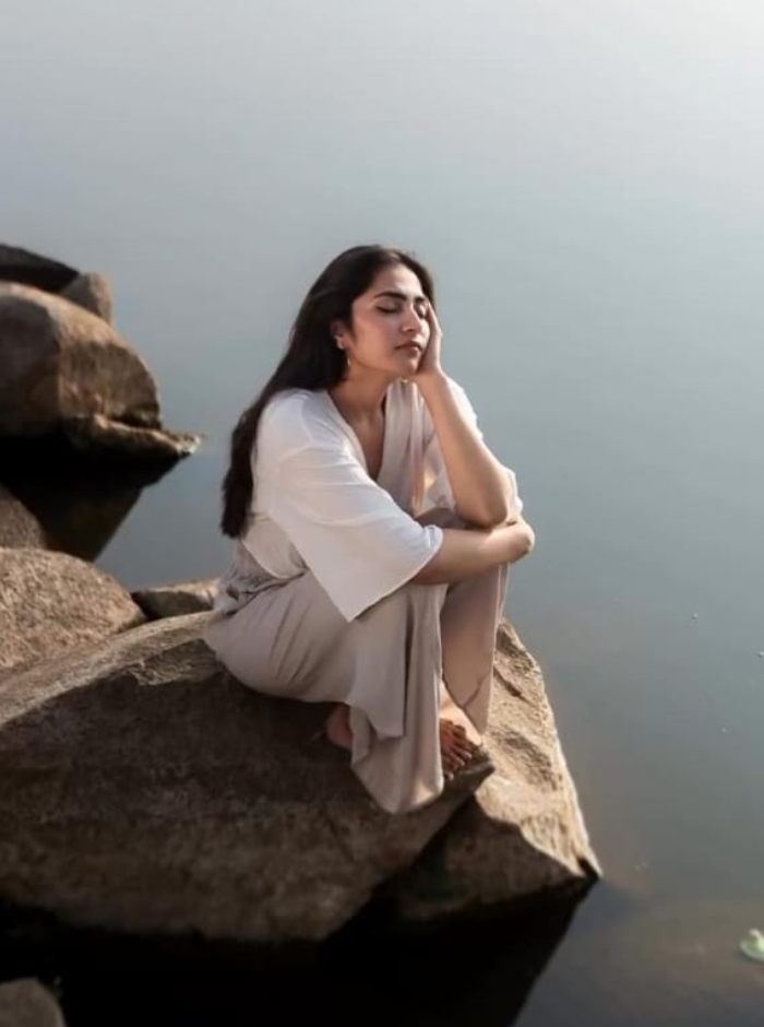 ಕೆರೆ ದಂಡೆ ಮೇಲೆ ಒಂಟಿಯಾಗಿ ಕುಳಿತ ಸಪ್ತ ಸಾಗರದಾಚೆ ಚೆಲುವೆ : ಈ ಅವತಾರದಲ್ಲಿ ರುಕ್ಮಿಣಿ ಫೋಟೊಗಳನ್ನು ನೋಡಿದ್ದೀರಾ ...