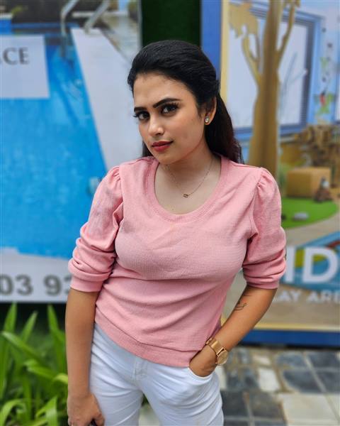 துபாயில் ஜாலி பண்ணும் பாரதி கண்ணம்மா சீரியல் வில்லி.. கிளாமர் உடையில் ...