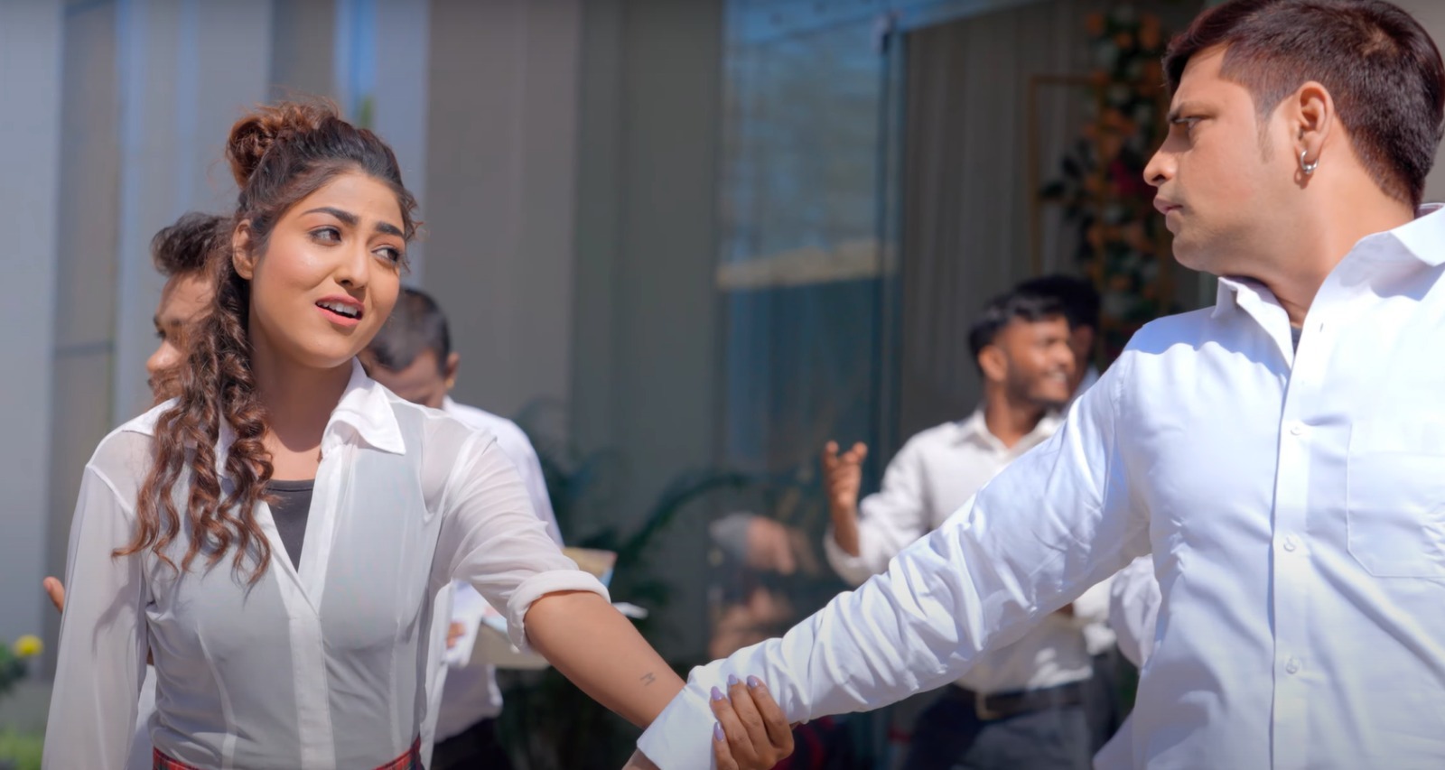 Bhojpuri Song: होली स्पेशल रोमांटिक गाना ‘होली के छुट्टी’ में दिखा ...