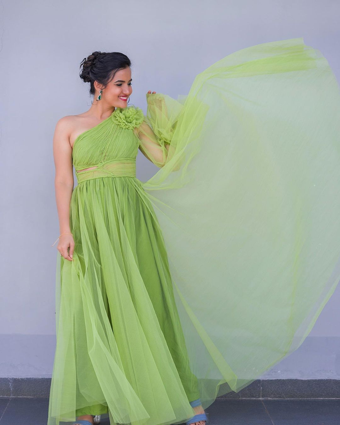 సిరి హనుమంత్ సొగసులు.. కవ్వింపులతో ఊరించేస్తున్న బ్యూటీ. | Siri ...