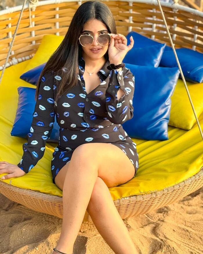 థైస్ అందాల షోతో కుర్రకారులో తాపం పెంచుతున్న స్రవంతి చొక్కారపు | Sravanthi Chokarapu Is Heating ...