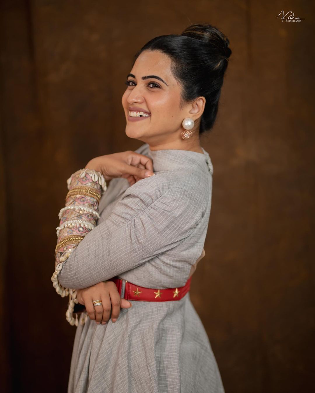 అందాల గేట్లు ఓపెన్ చేసిన స్రవంతి చొక్కారపు.. డోస్ మెల్ల మెల్లగా ...