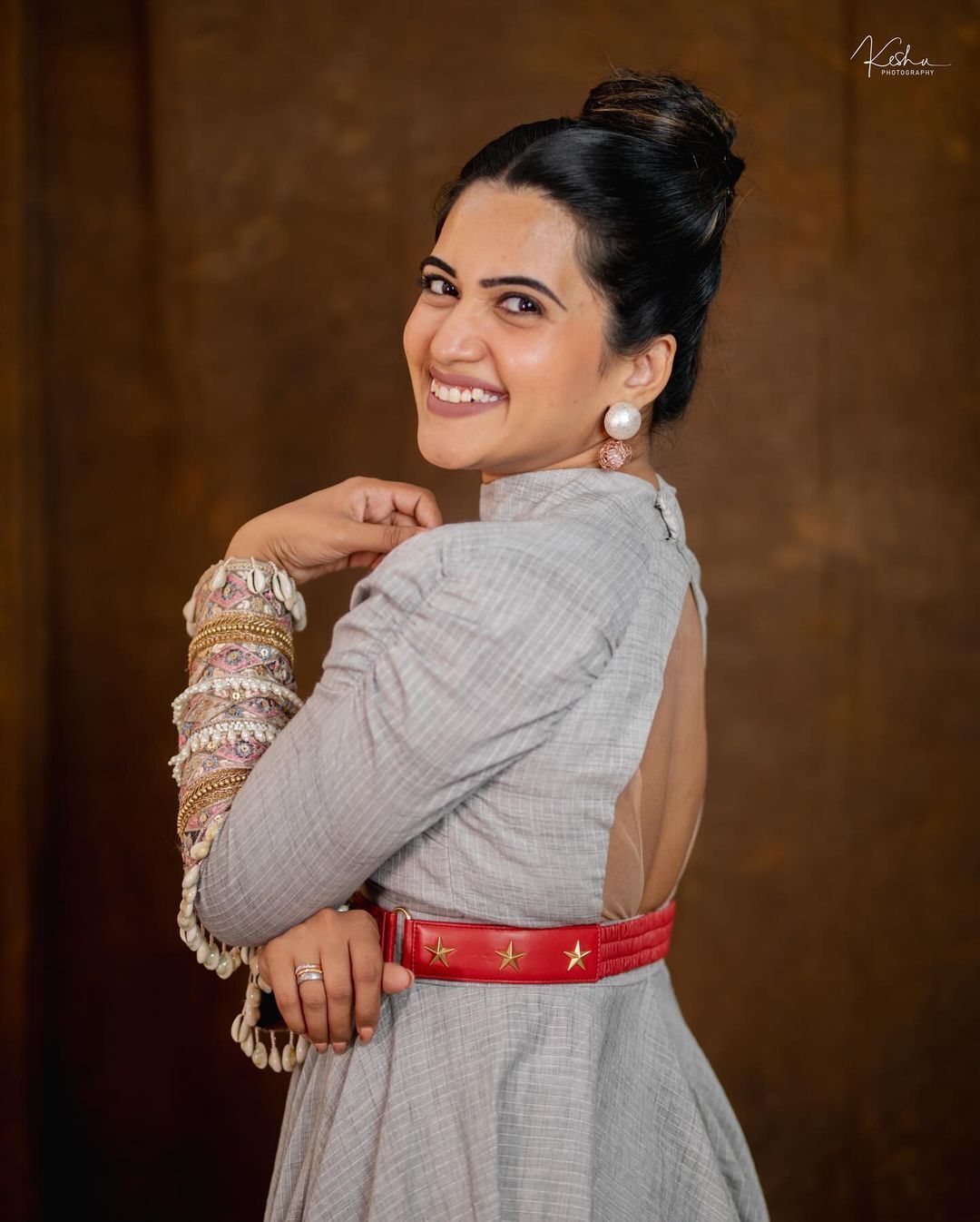 అందాల గేట్లు ఓపెన్ చేసిన స్రవంతి చొక్కారపు.. డోస్ మెల్ల మెల్లగా ...