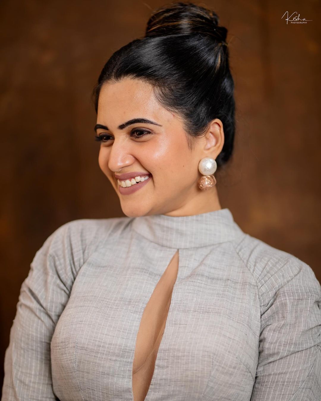 అందాల గేట్లు ఓపెన్ చేసిన స్రవంతి చొక్కారపు.. డోస్ మెల్ల మెల్లగా ...