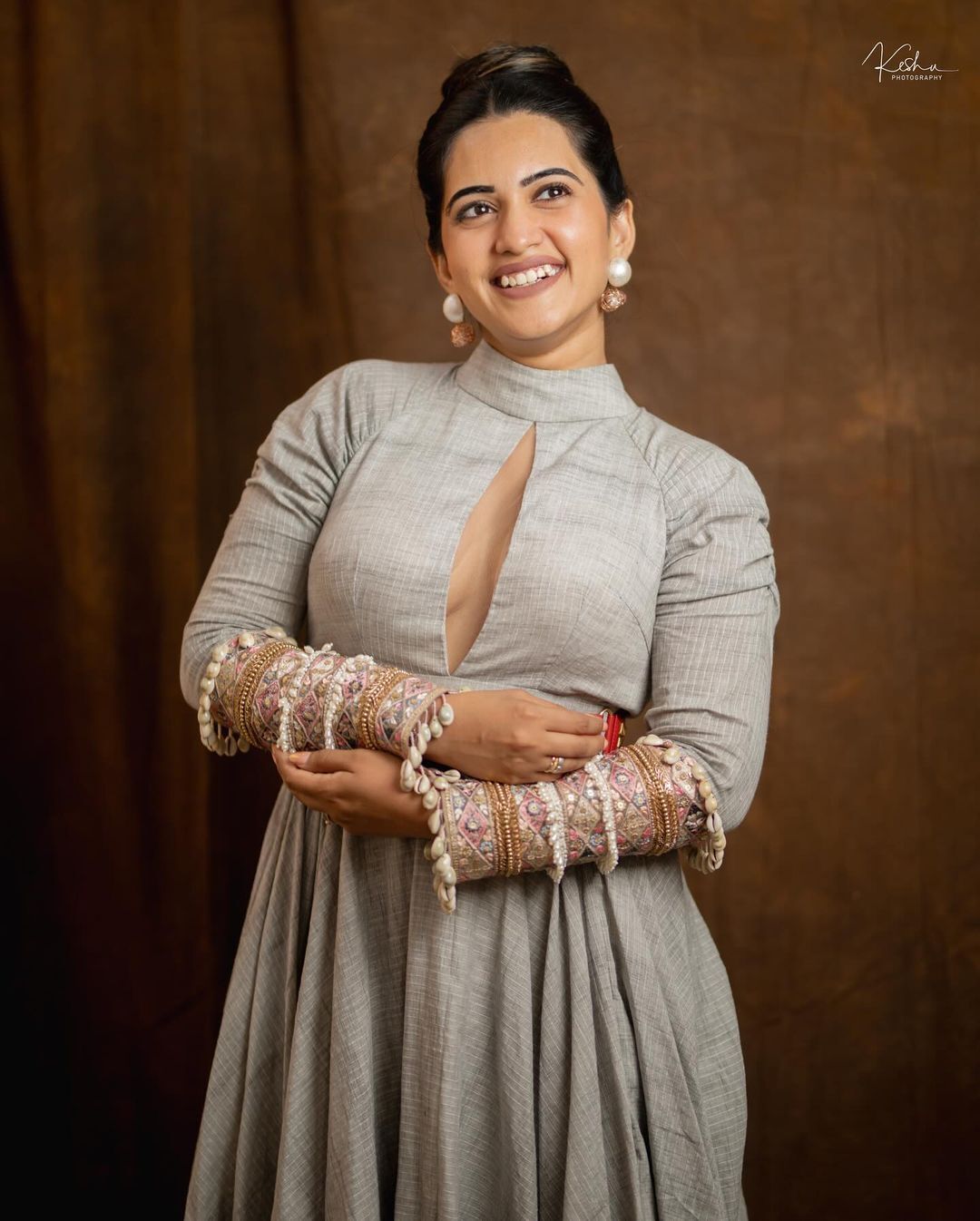 అందాల గేట్లు ఓపెన్ చేసిన స్రవంతి చొక్కారపు.. డోస్ మెల్ల మెల్లగా ...