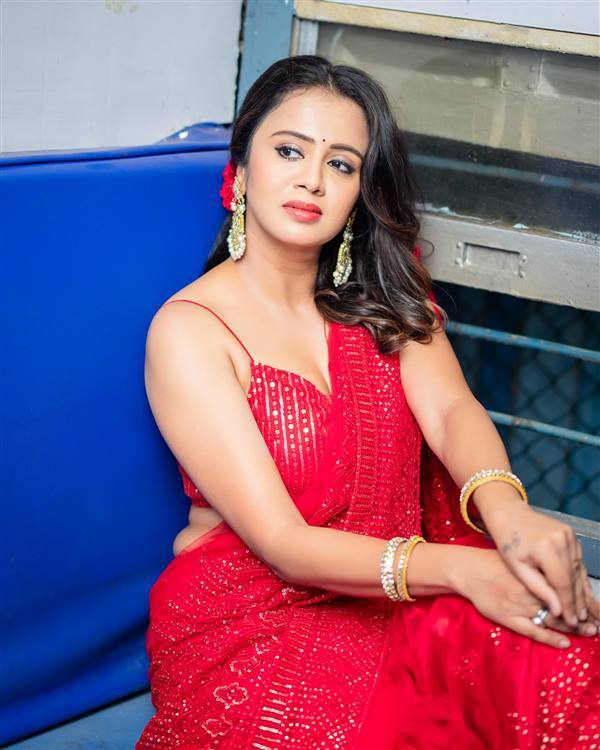 ரயில் பெட்டியில் படு ஜோராக போஸ் கொடுத்த தொகுப்பாளினி.. ஹீரோயின்களை ஓரம் ...