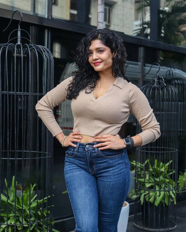 தகதகன்னு மின்னுறீங்க.. தங்க நிற ஆடையில் ஜொலிஜொலிக்கும் ரித்திகா சிங்.. ஸ்டன்னான ஃபேன்ஸ் ...