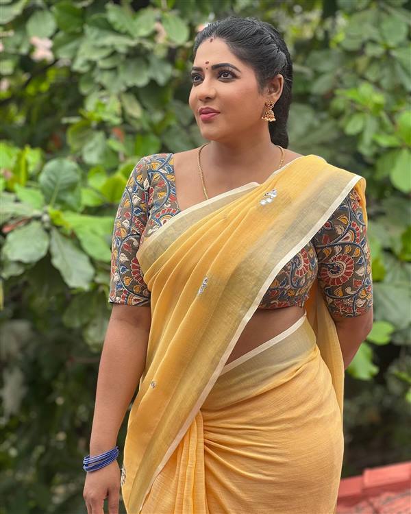 ரசிகர்களின் மனதை ஈர்க்கும் பாக்கியலட்சுமி சீரியல் நடிகை.. ஸ்டன்னுங் ...