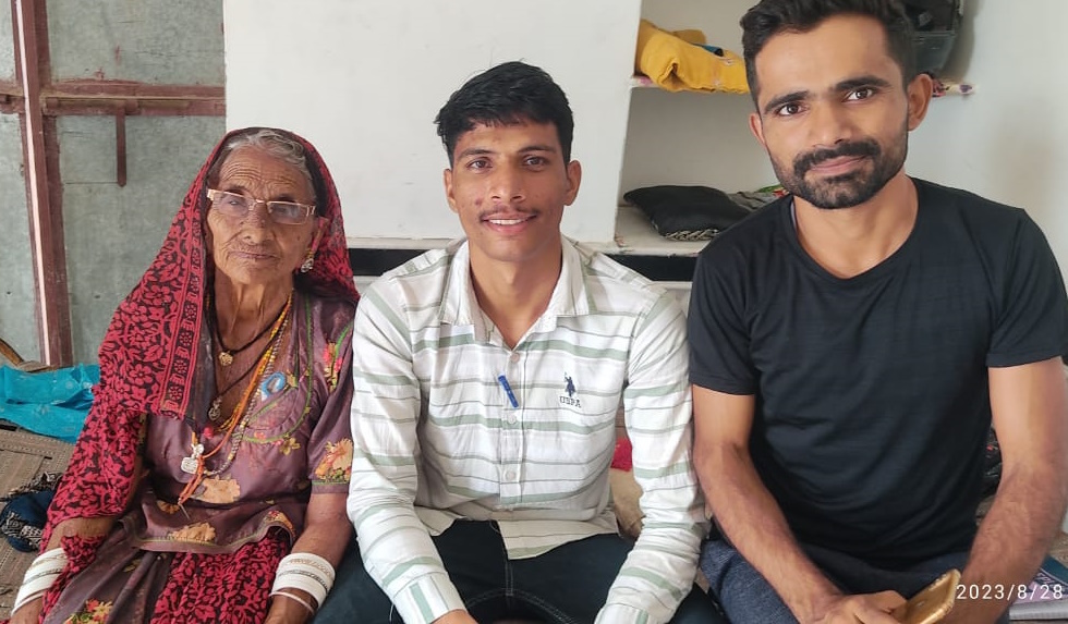 Motivational Story: पूरे गांव में मिसाल बनी भंवरलाल की कामयाबी, पिता ने ...