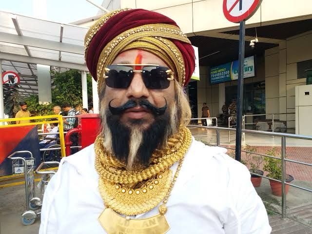 शौक बड़ी चीज! देश के 7 लोग जिन्हें सोने से है इतना लगाव, मोबाईल से गले ...