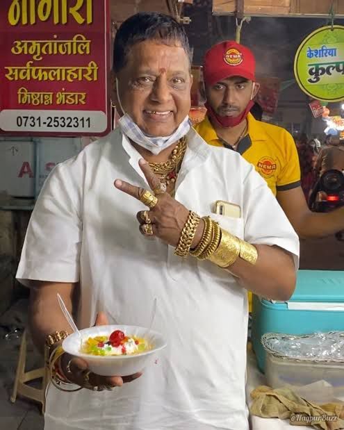 शौक बड़ी चीज! देश के 7 लोग जिन्हें सोने से है इतना लगाव, मोबाईल से गले ...