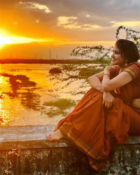 ரெட்ரோ ஸ்டைலுக்கு மாறிய பிக் பாஸ் பிரபலம்.. இணையத்தை கலக்கும் லேட்டஸ்ட் ...