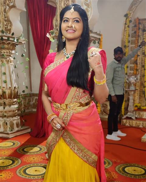 ரெட்ரோ ஸ்டைலுக்கு மாறிய பிக் பாஸ் பிரபலம்.. இணையத்தை கலக்கும் லேட்டஸ்ட் ...