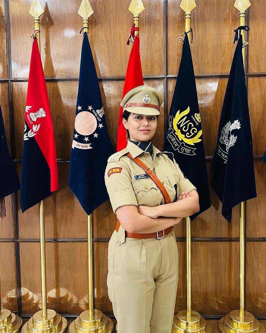 'इतनी सुंदर और IAS भी...', महिला अफसर पर फिदा हैं लोग, पिता के सपने लिए ...