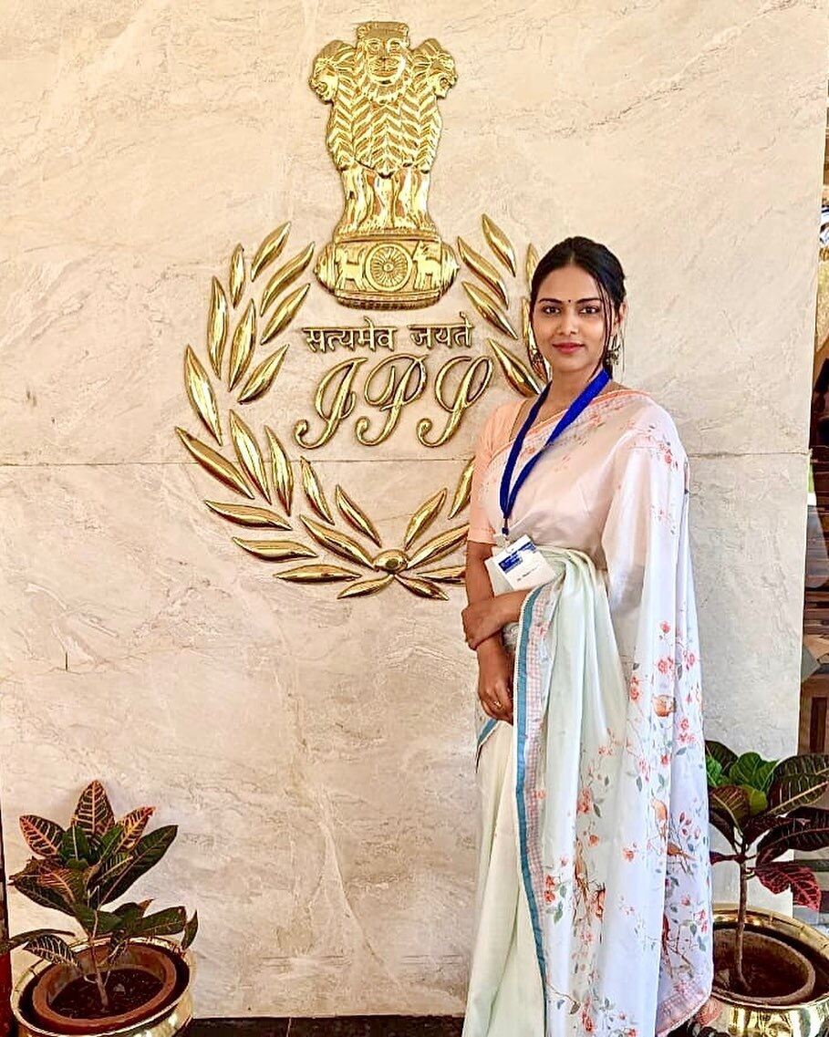 'इतनी सुंदर और IAS भी...', महिला अफसर पर फिदा हैं लोग, पिता के सपने लिए ...