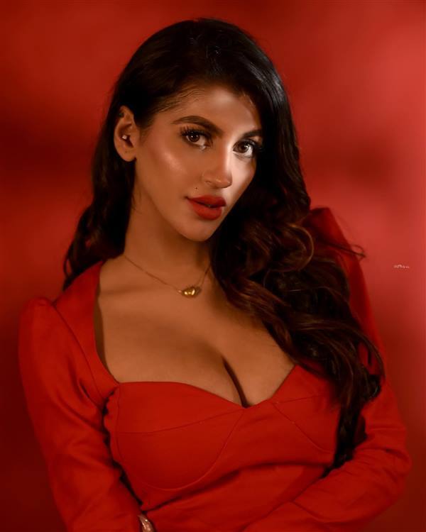 கிளாமர் உடையில்.. விதவிதமாய் போஸ் கொடுத்த யாஷிகா ஆனந்த்.. திணறும் ஃபேன்ஸ்! | Red Hot Glamour ...