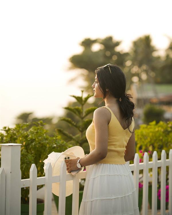 லவ் டுடே நாயகியா இது? கிளாமர் ட்ரெஸ்ஸில் வேற லெவல் போட்டோஷூட் ...